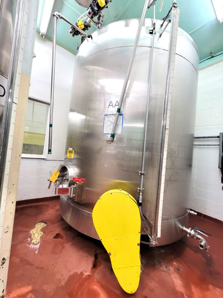 Walker 3000 Gallon Vertical Mixing Tank - United Food & Beverage